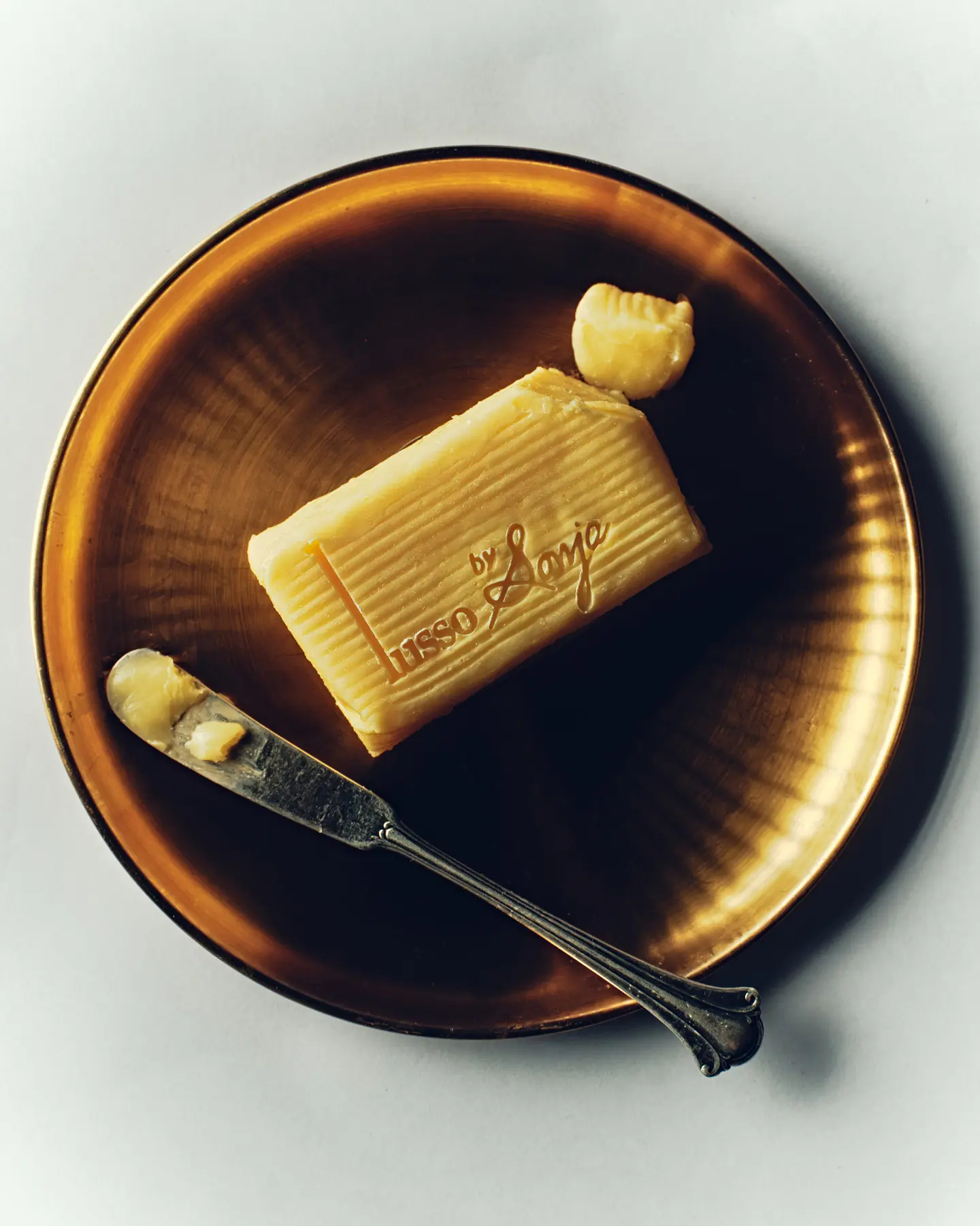 First Taste: Lusso Serves a Wedding Cake for the Holidays