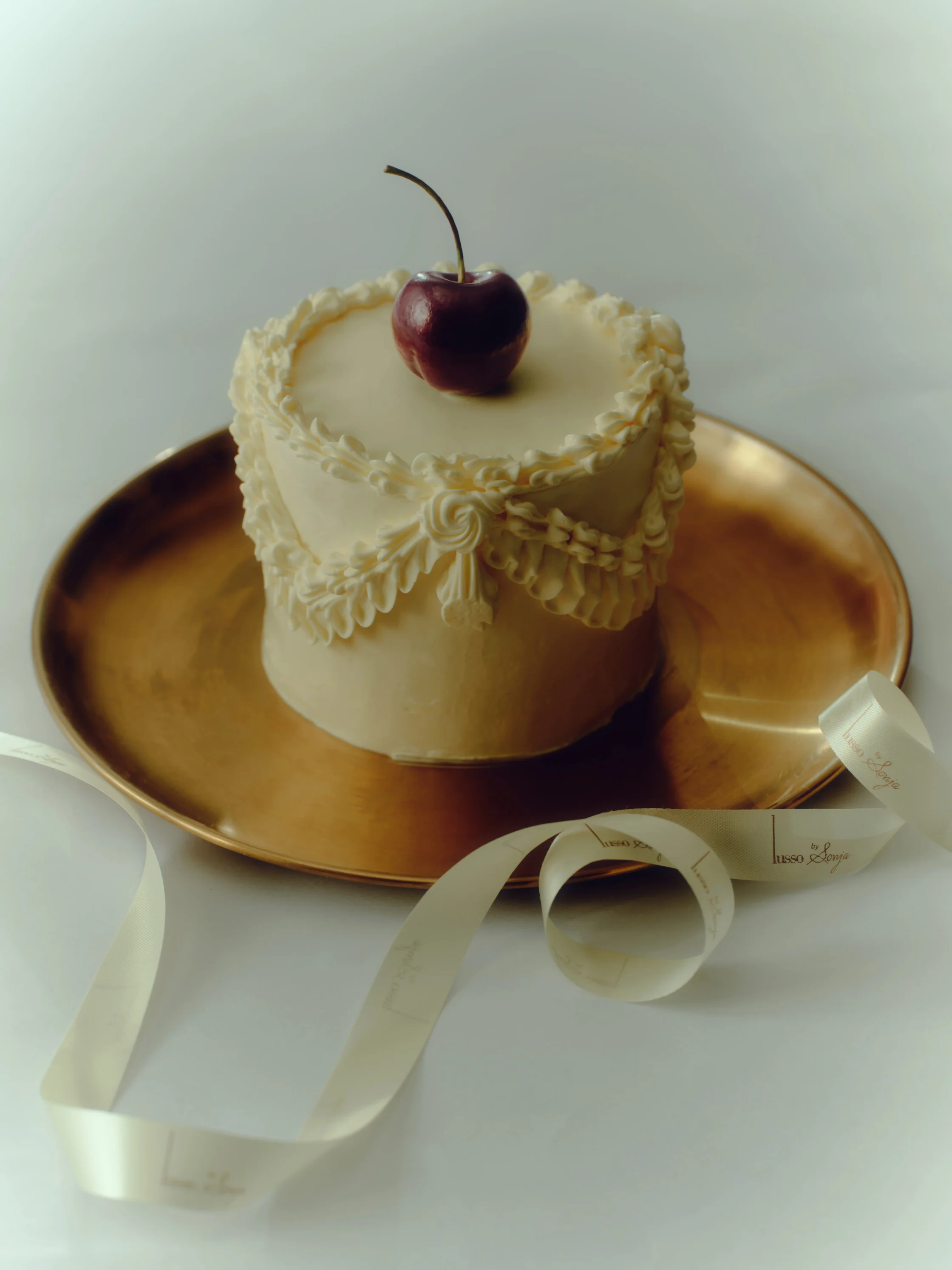 First Taste: Lusso Serves a Wedding Cake for the Holidays